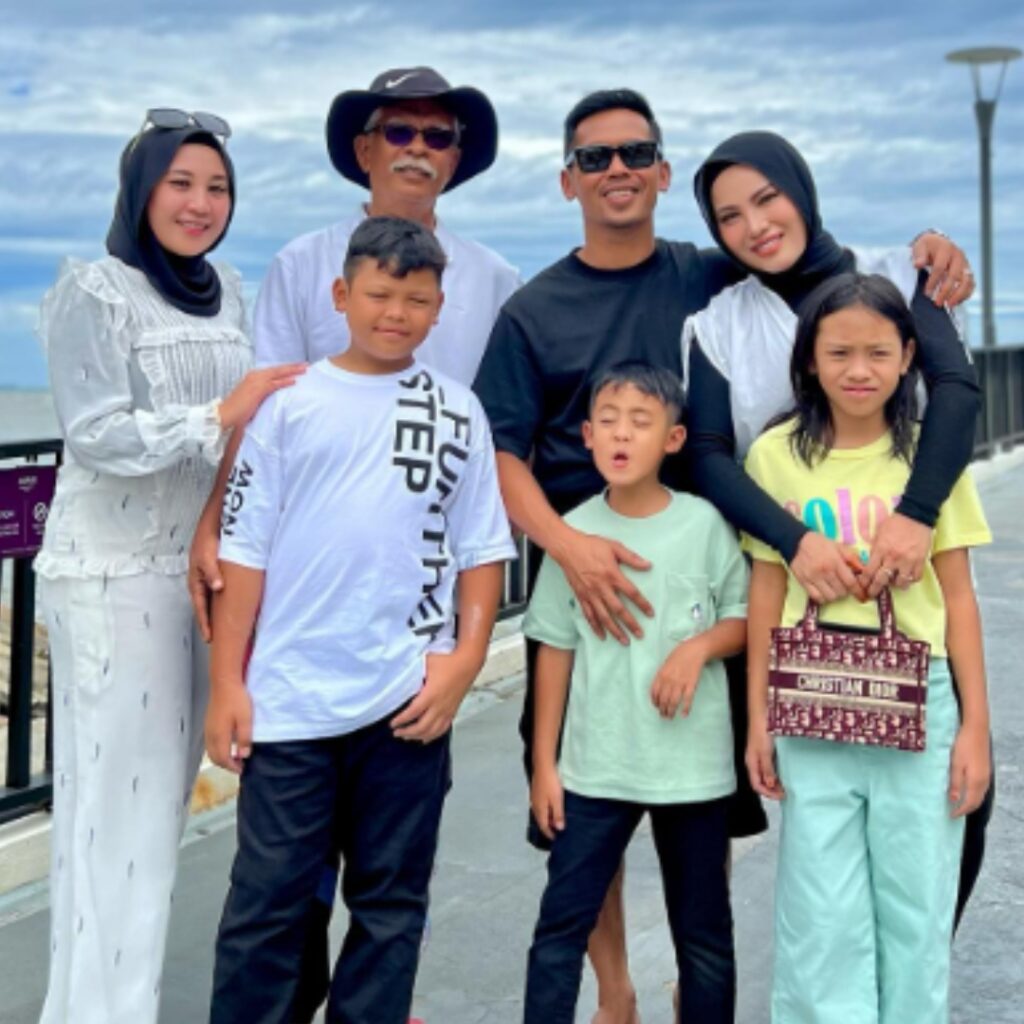 Watie, Sarah, ala touching la pulak hati ni tengok gambar tu ...