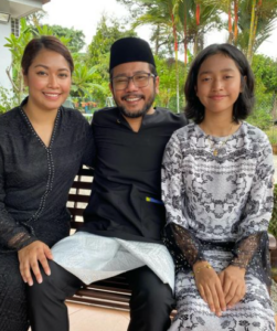 Alhamdulillah dah besar anak dara Ajai ni. Sama tinggi dah anak dengan ...